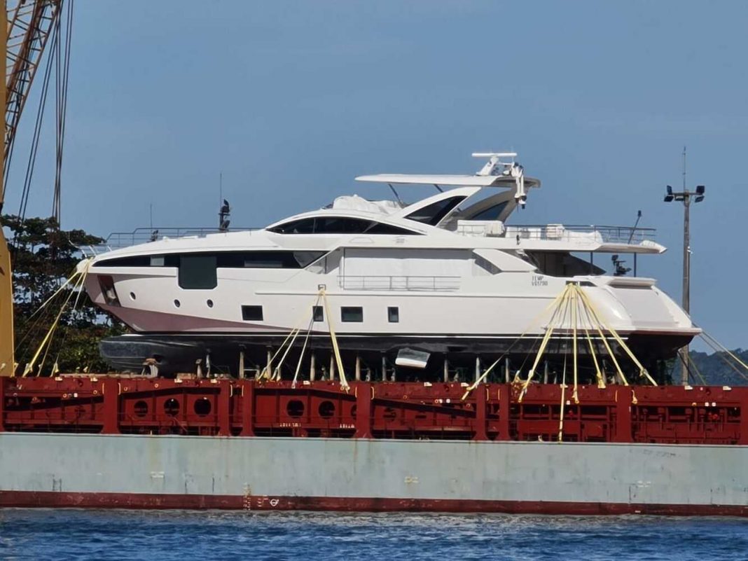 Azimut 32 Metri Chega ao Brasil - Boat Shopping